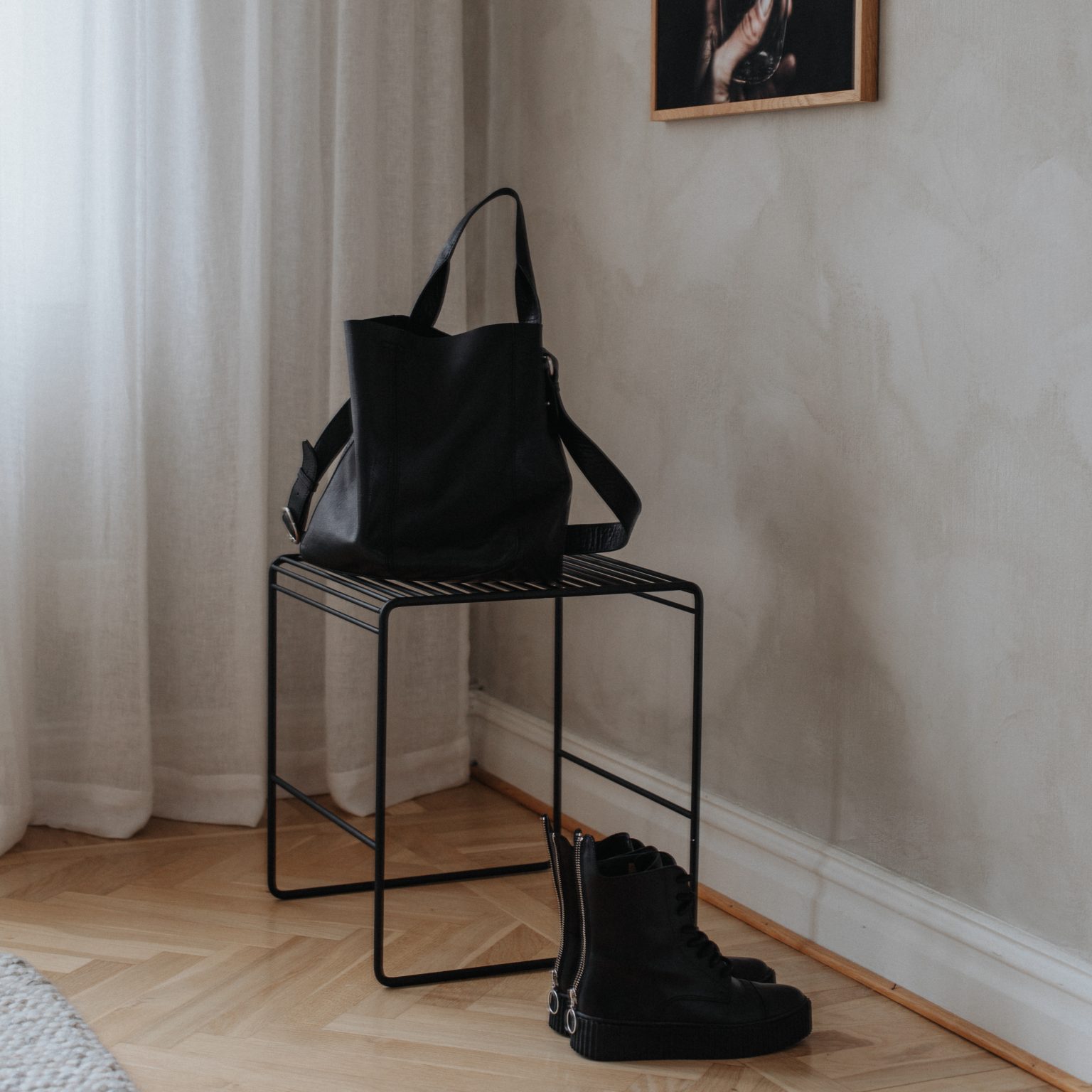 Pall/bord. Svart metall med matt strukturlack - By Shape Design