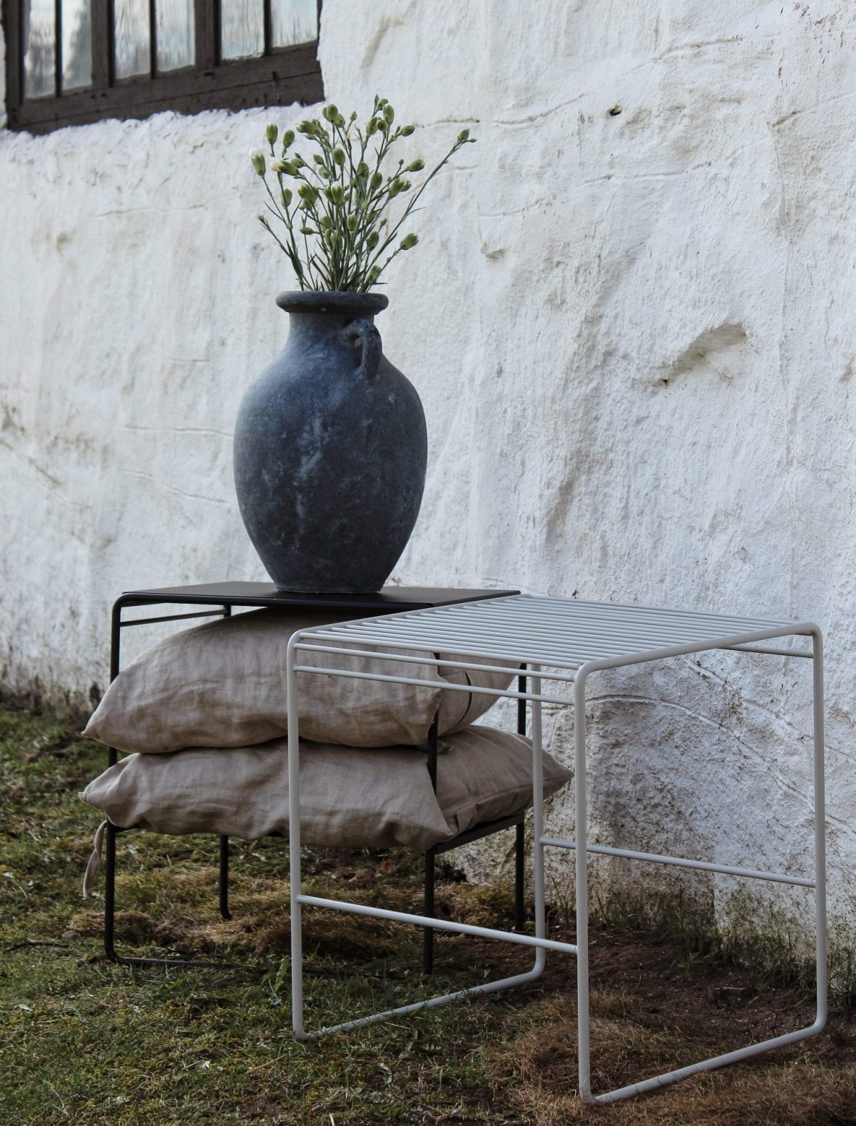Pall/bord Spirande i sandgrå metall med matt strukturlack - By Shape Design